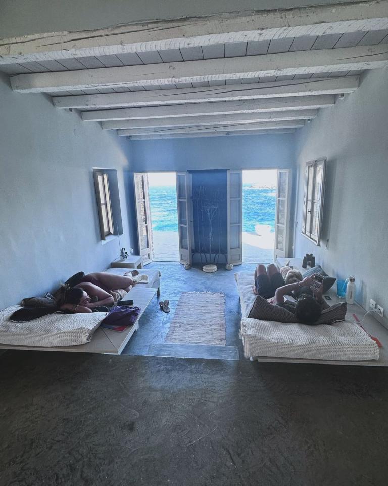 Η Δανάη Μπάρκα φόρεσε το ολόσωμο μαγιό που κολακεύει τις γυναίκες με ...