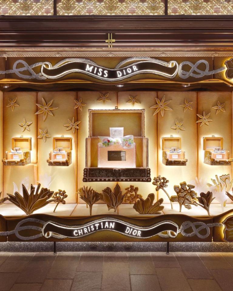 Οι παραμυθένιες βιτρίνες του οίκου Dior στα Harrods είναι βγαλμένες από ...