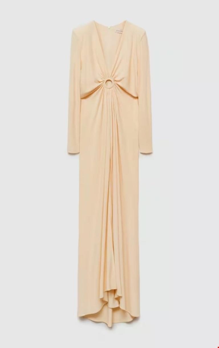 H Ρόζι Χάντινγκτον με εκρού φόρεμα Mango -Σέξι και κομψό, ο ορισμός του καλοκαιρινού στιλ | BOVARY