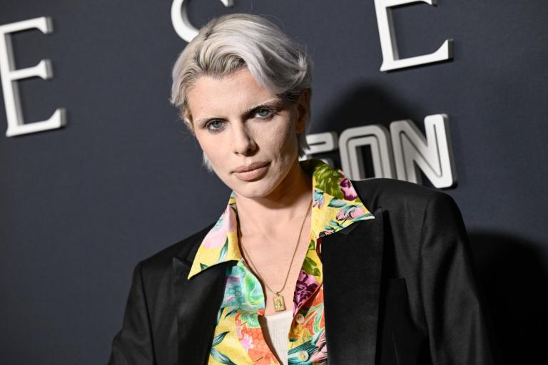 Η Τζούλια Φοξ σχεδόν αγνώριστη με γκρι πλατινέ pixie cut και κάτασπρα ...