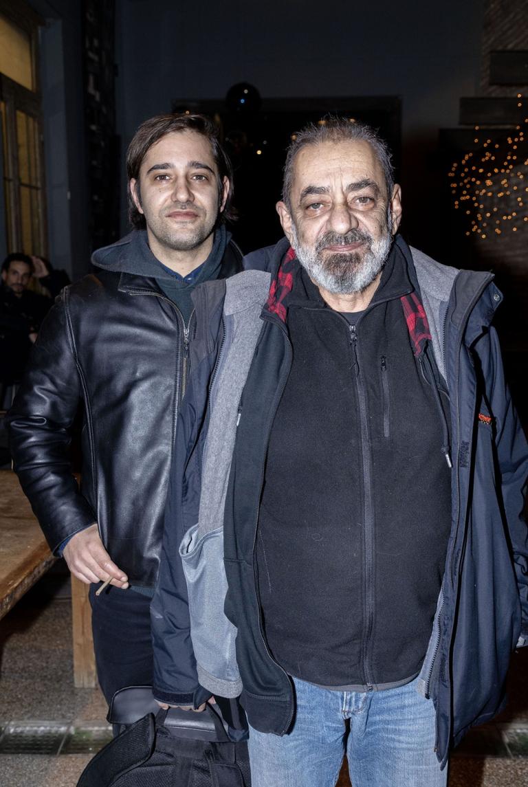 Ο Αντώνης Καφετζόπουλος ποζάρει με τον γιο του, Γιώργο -Στην παρουσίαση ...