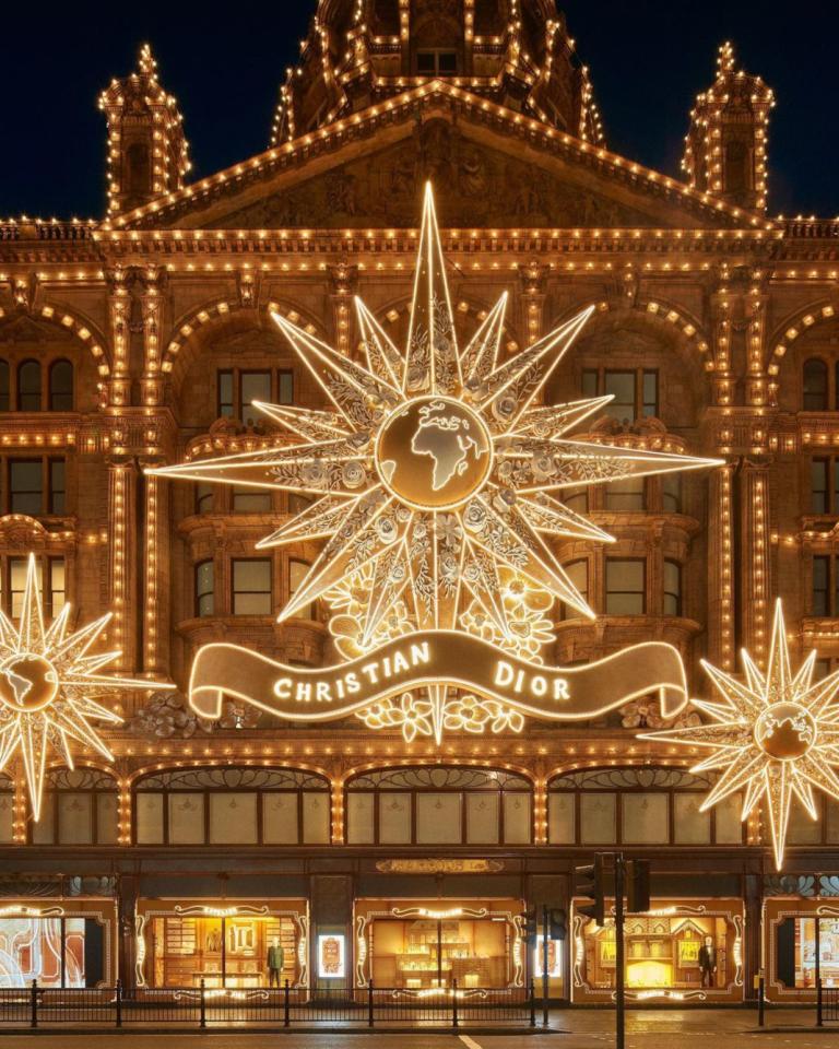 Οι παραμυθένιες βιτρίνες του οίκου Dior στα Harrods είναι βγαλμένες από ...