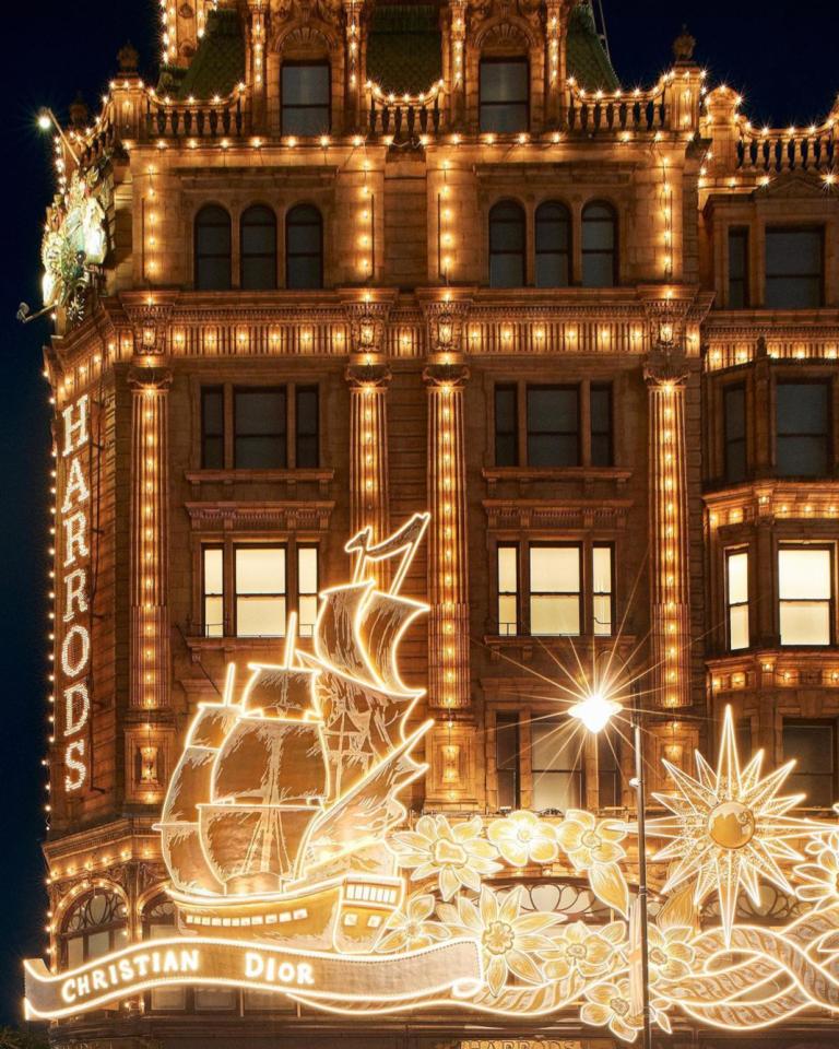 Οι παραμυθένιες βιτρίνες του οίκου Dior στα Harrods είναι βγαλμένες από ...