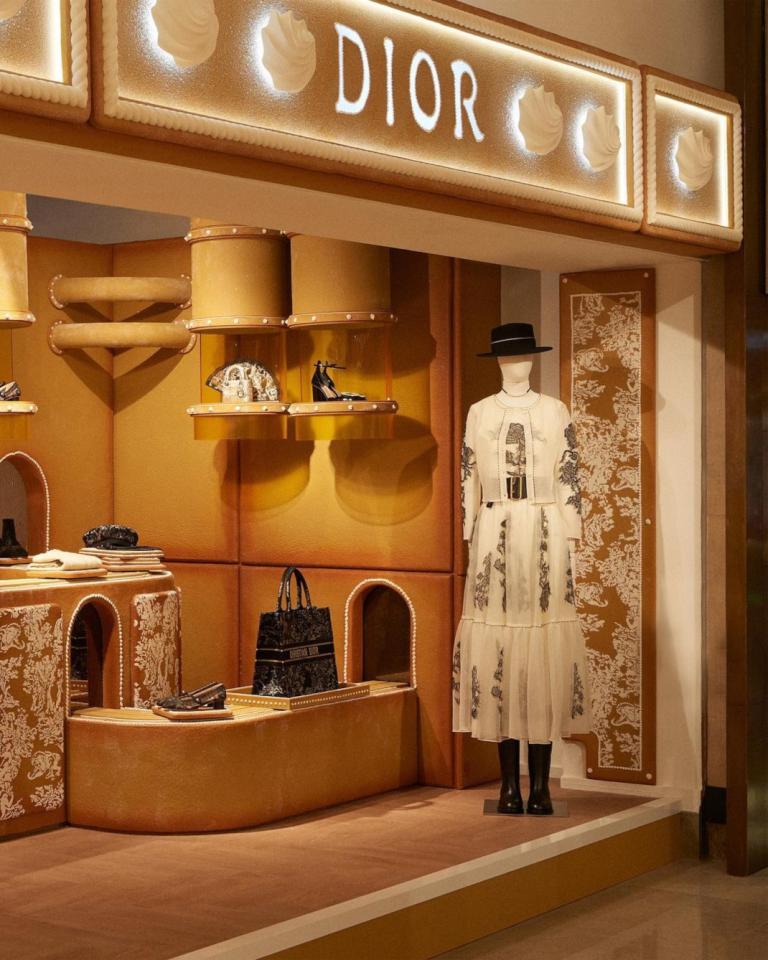 Οι παραμυθένιες βιτρίνες του οίκου Dior στα Harrods είναι βγαλμένες από ...