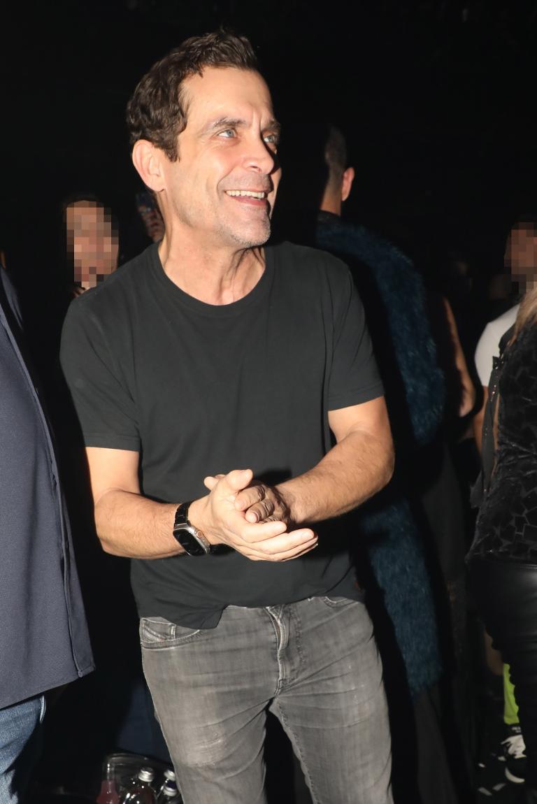 Ο Κωνσταντίνος Μαρκουλάκης με τζιν και t-shirt διασκεδάζει σαν έφηβος ...
