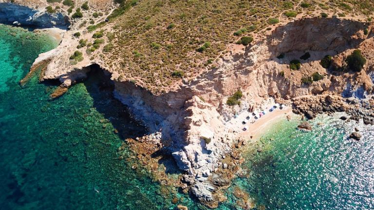 Η παραλία με τα καταγάλανα νερά, σαν από κυκλαδίτικο νησί, λίγο έξω από ...