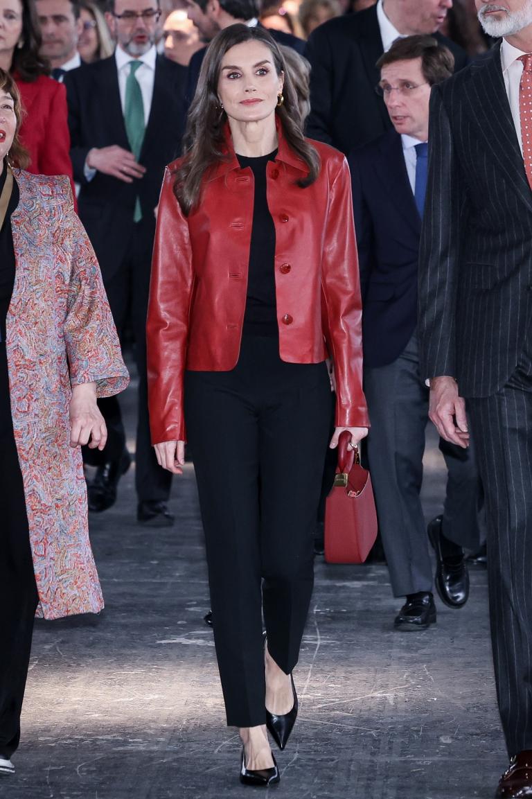 H βασίλισσα Λετίθια βρήκε το ιδανικό πανωφόρι για την άνοιξη από τα Mango | BOVARY