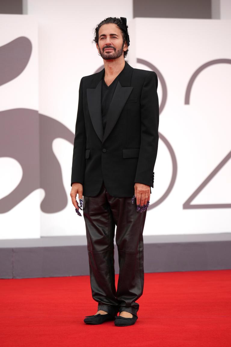Ο Marc Jacobs με ένα ανατρεπτικό στιλ στο Φεστιβάλ Βενετίας - Ο φιόγκος ...