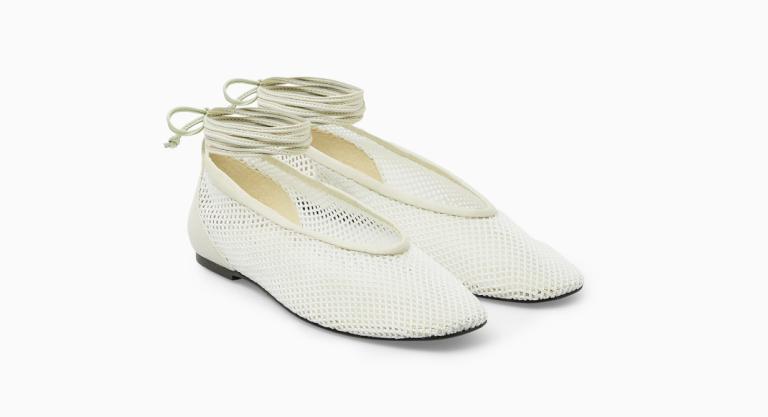 Οι «άσχημες» μπαλαρίνες από τα Cos που θα φορούσε κάθε στιλάτη ...