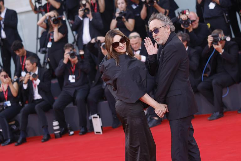 Γκόθικ και σέξι στα 60 τους -Πώς η Μόνικα Μπελούτσι και ο Τιμ Μπάρτον έγιναν το απόλυτο fashion ...