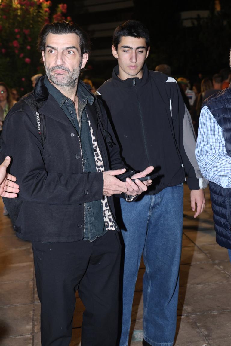 Ο Νίκος Κουρής με τον 18χρονο γιο του στη συναυλία του Ρόμπι Γουίλιαμς ...