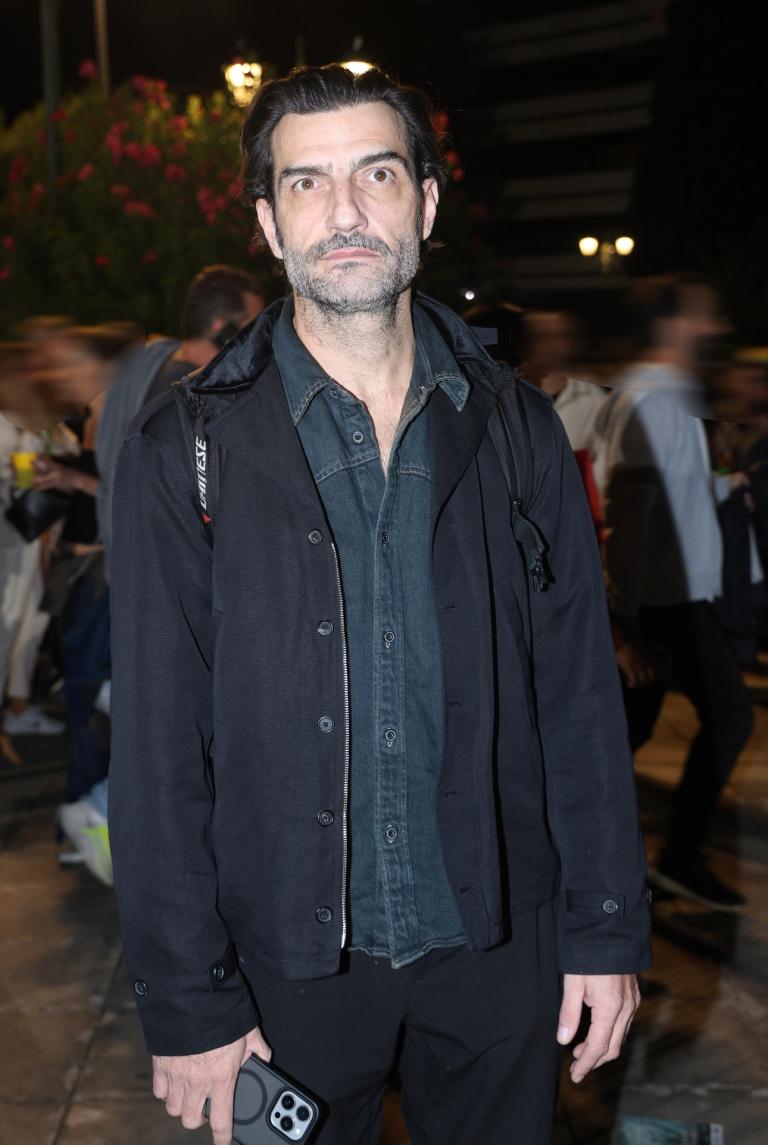 Ο Νίκος Κουρής με τον 18χρονο γιο του στη συναυλία του Ρόμπι Γουίλιαμς ...