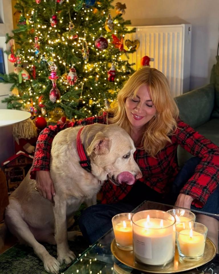 Η Σμαράγδα Καρύδη στόλισε το χριστουγεννιάτικο δέντρο με τον σκύλο της ...