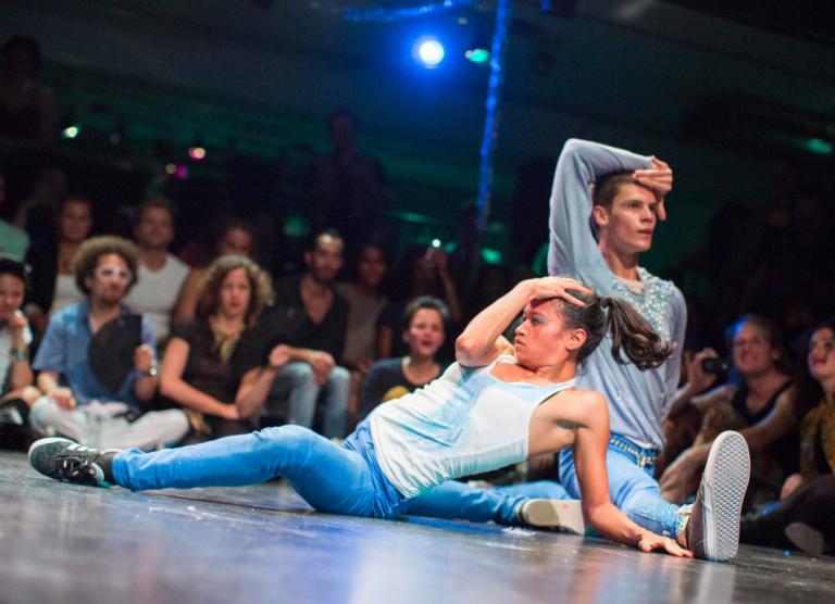 Voguing: Ο 80s χορός με τις πόζες μοντέλων που ξεκίνησε ως μορφή ...