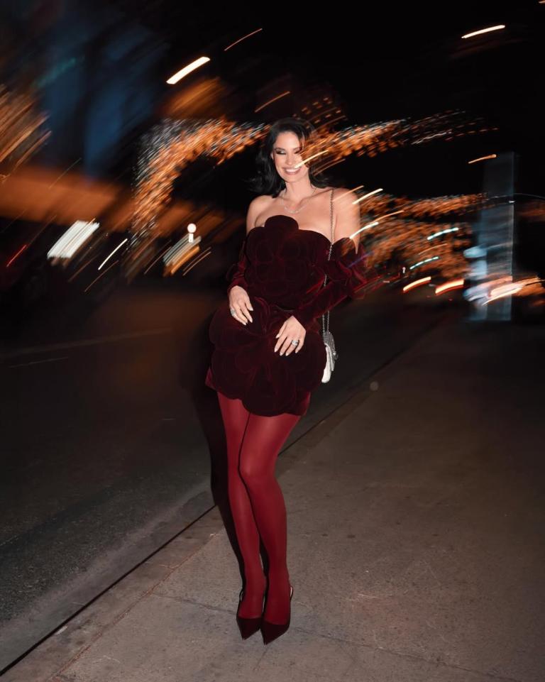 Η Χριστίνα Μπόμπα με το πιο glamorous burgundy look -Το σίγουρο τρικ ...