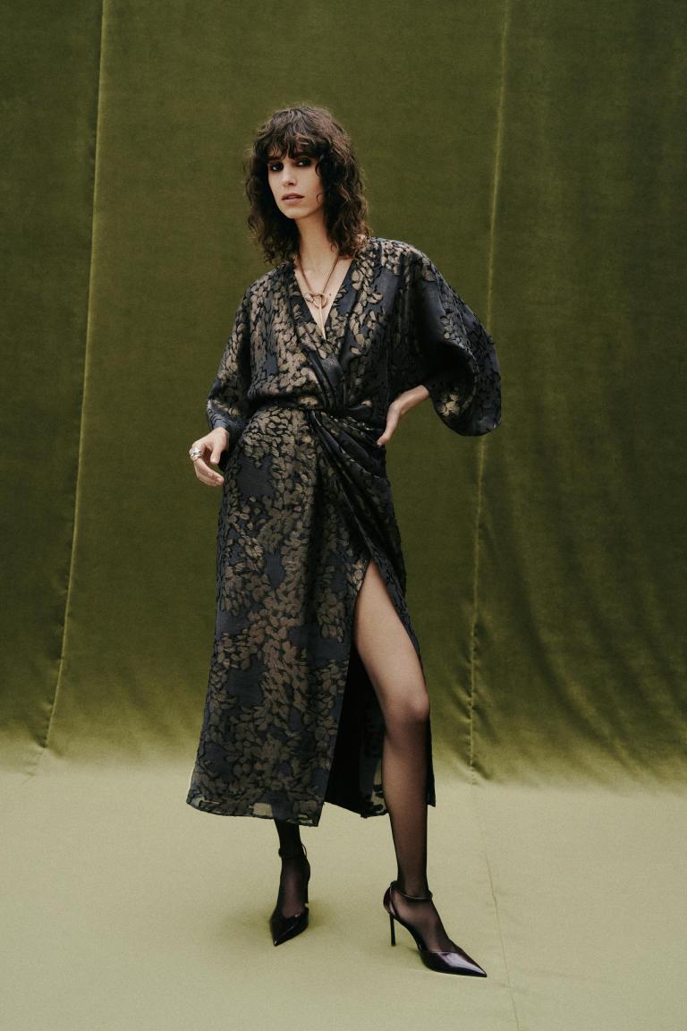 Zara: Τέσσερα must-have φορέματα κάτω από 50 ευρώ για λαμπερό γιορτινό ...