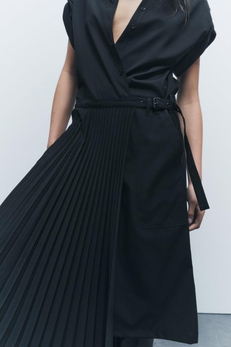 Το ασύμμετρο μαύρο φόρεμα από τα Zara με πλισέ φούστα, που χαρίζει ...