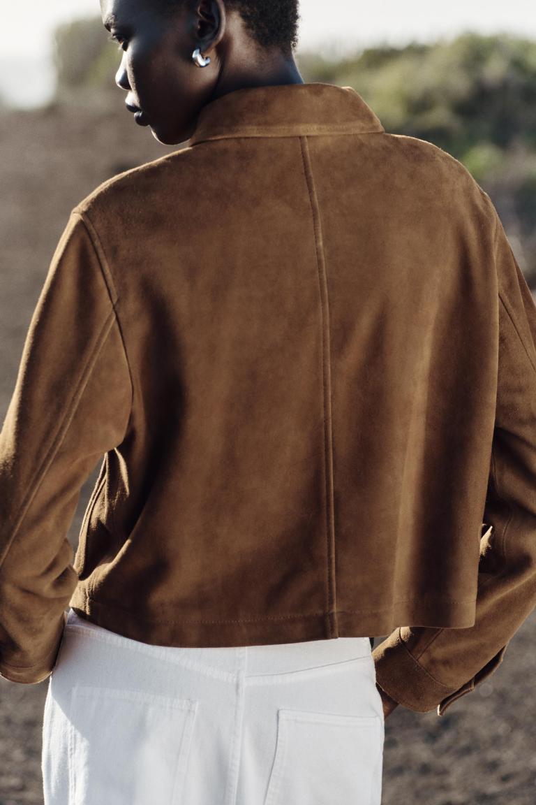 Το σουέτ τζάκετ από τα Zara είναι η πιο σοφή επένδυση που μπορείς να κάνεις την άνοιξη | BOVARY