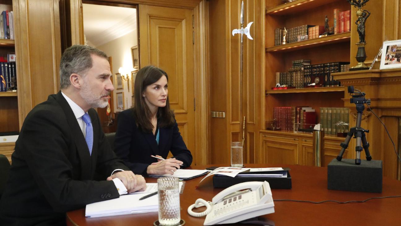 Η βασίλισσα Λετίθια με κομψό home office look -Το stylish staple που ...