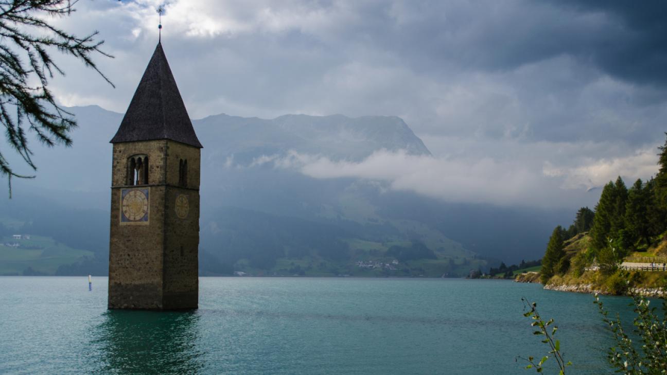 Curon: Το βυθισμένο καμπαναριό μιας μικρής ιταλικής πόλης που ενέπνευσε ...