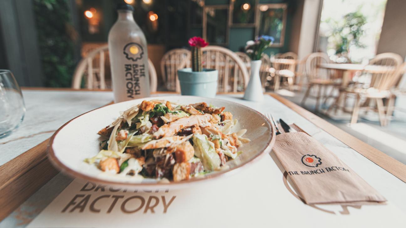 Τhe Brunch Factory: Ο instagrammable κήπος στην Αθηνάς που θέλει να ...