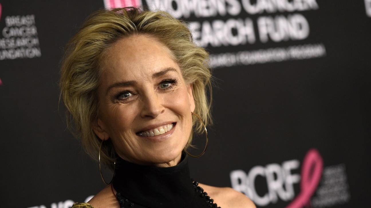 Η Σάρον Στόουν με μαύρο κολλητό φόρεμα φωτογραφίζεται για το περιοδικό ...