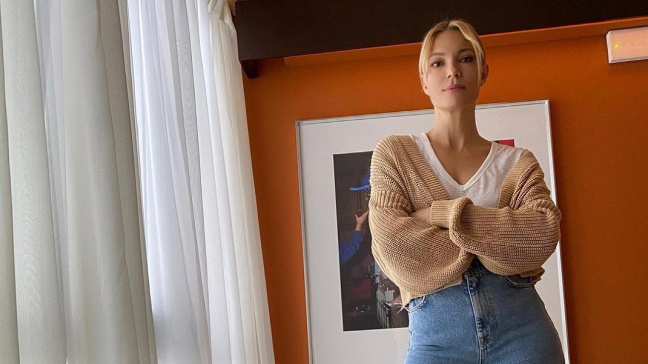 Το Zara τζιν της Βίκυς Καγιά είναι ιδανικό για τις γυναίκες άνω των 40 -Ψηλόμεσο, άνετο και ...