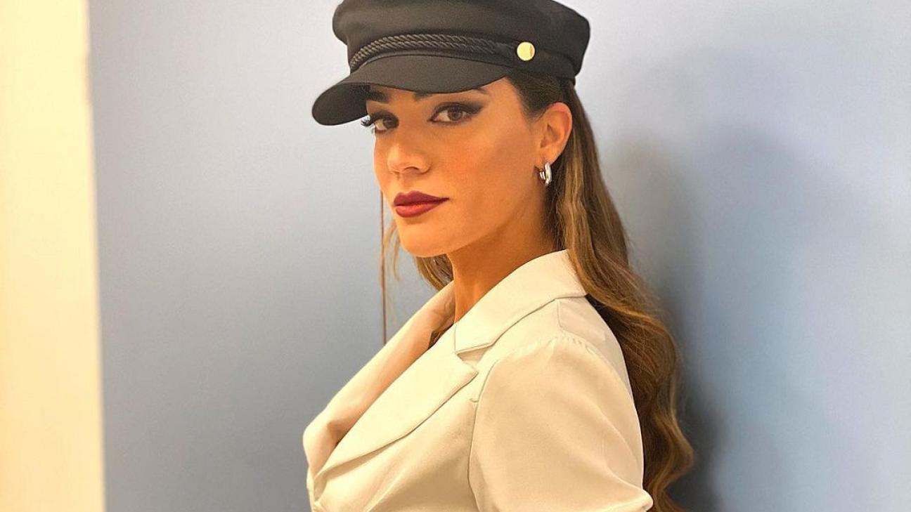 Η Ηβη Αδάμου με την κόρη της, Ανατολή-Νεφέλη -Την κρατάει από το χέρι ...