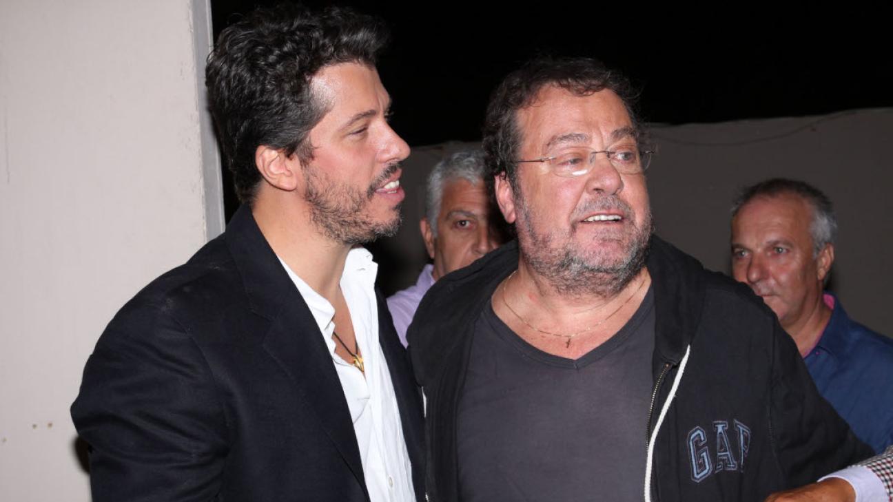 Οι τρεις γιοι του Γιάννη Πάριου σε μια φωτό -Μαζί με τις κούκλες κόρες ...