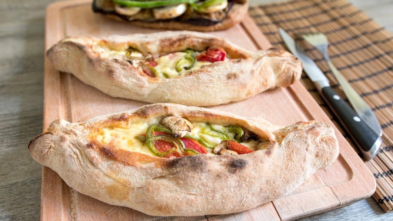 Πανεύκολο πεϊνιρλί, έτοιμο σε 10 λεπτά -Με μπαγκέτα, αντί για ζύμη | BOVARY