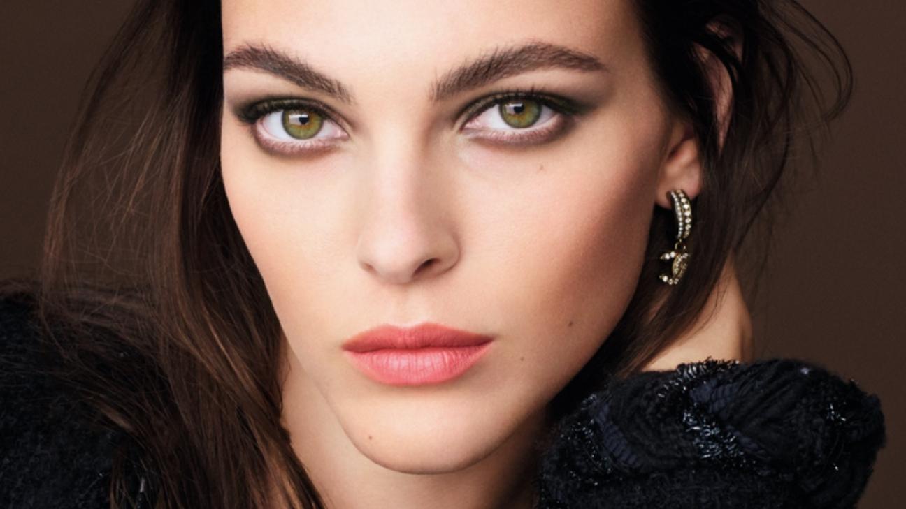 Tone on Tone: Η Fall/Winter 2021 Makeup Collection του οίκου Chanel ...
