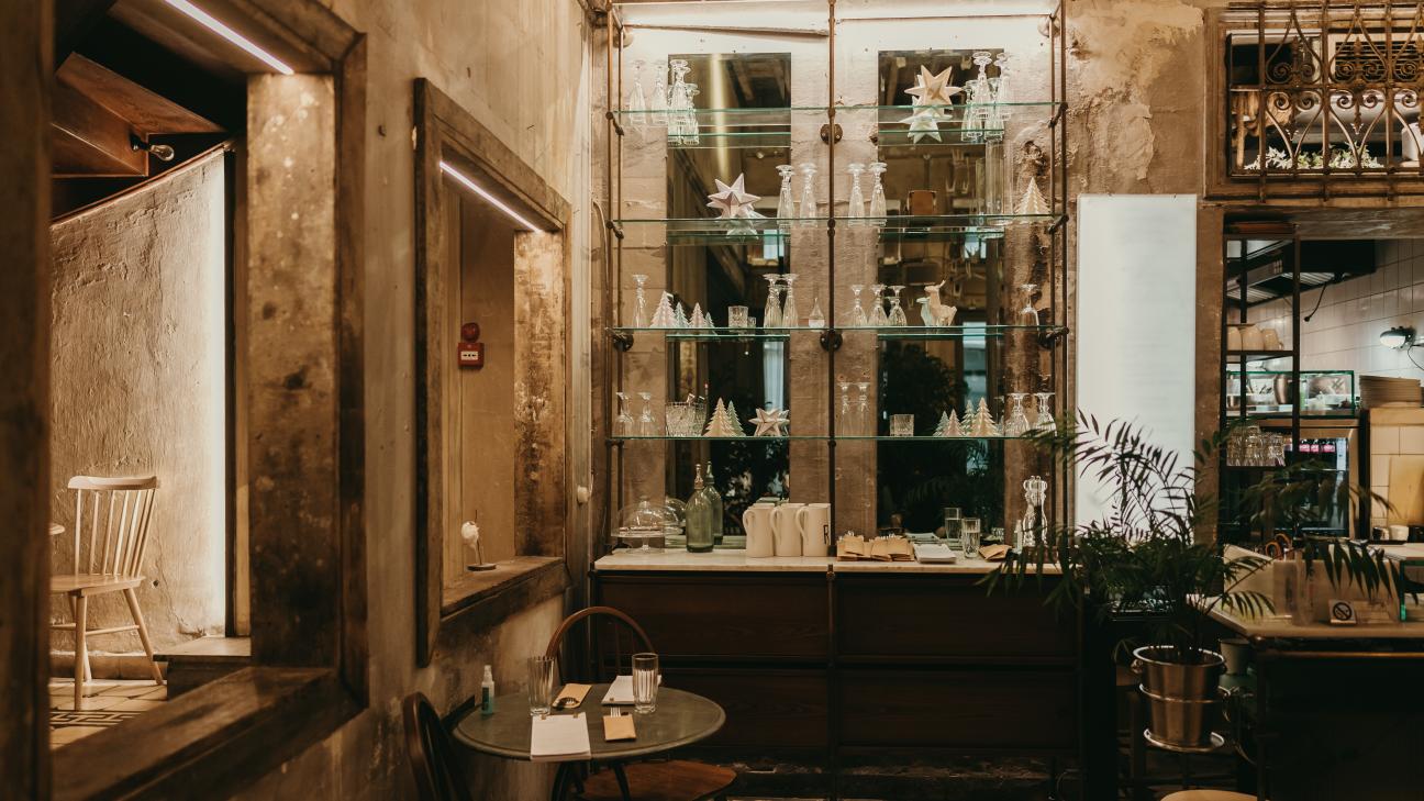 Philos: Το γαστρονομικό στέκι στο νεοκλασικό στη Σόλωνος που υπόσχεται ...