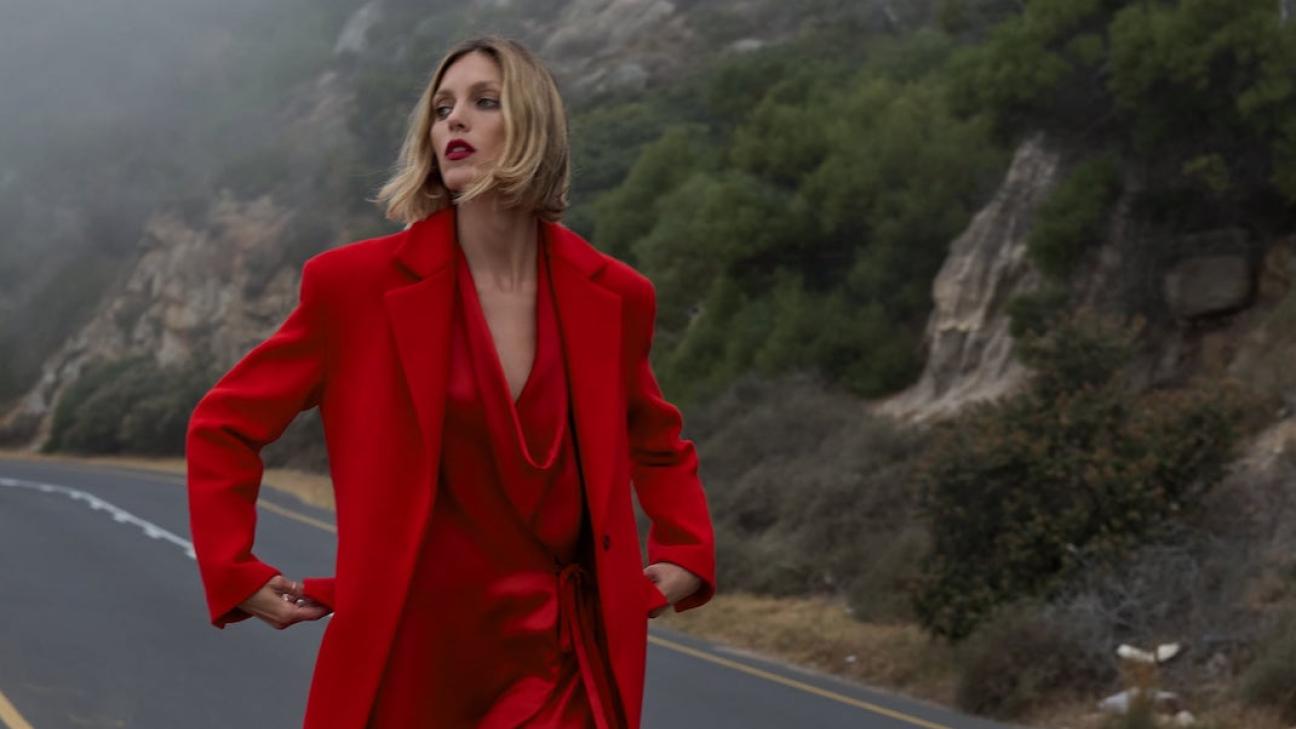 To σατέν κόκκινο φόρεμα με λευκά λουλούδια από τα Zara είναι η ωραιότερη εκδοχή του ανοιξιάτικου ...