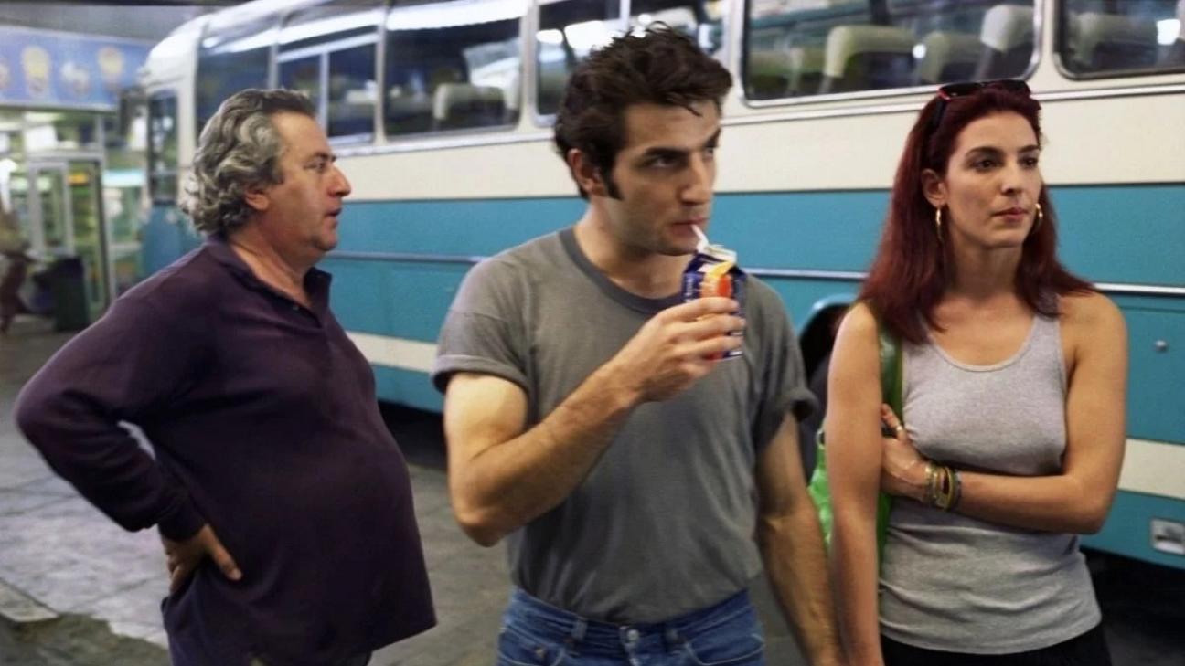 «Αυτή η νύχτα μένει»: Η ιστορία πίσω από την εμβληματική ταινία-ύμνο στα σκυλάδικα | BOVARY