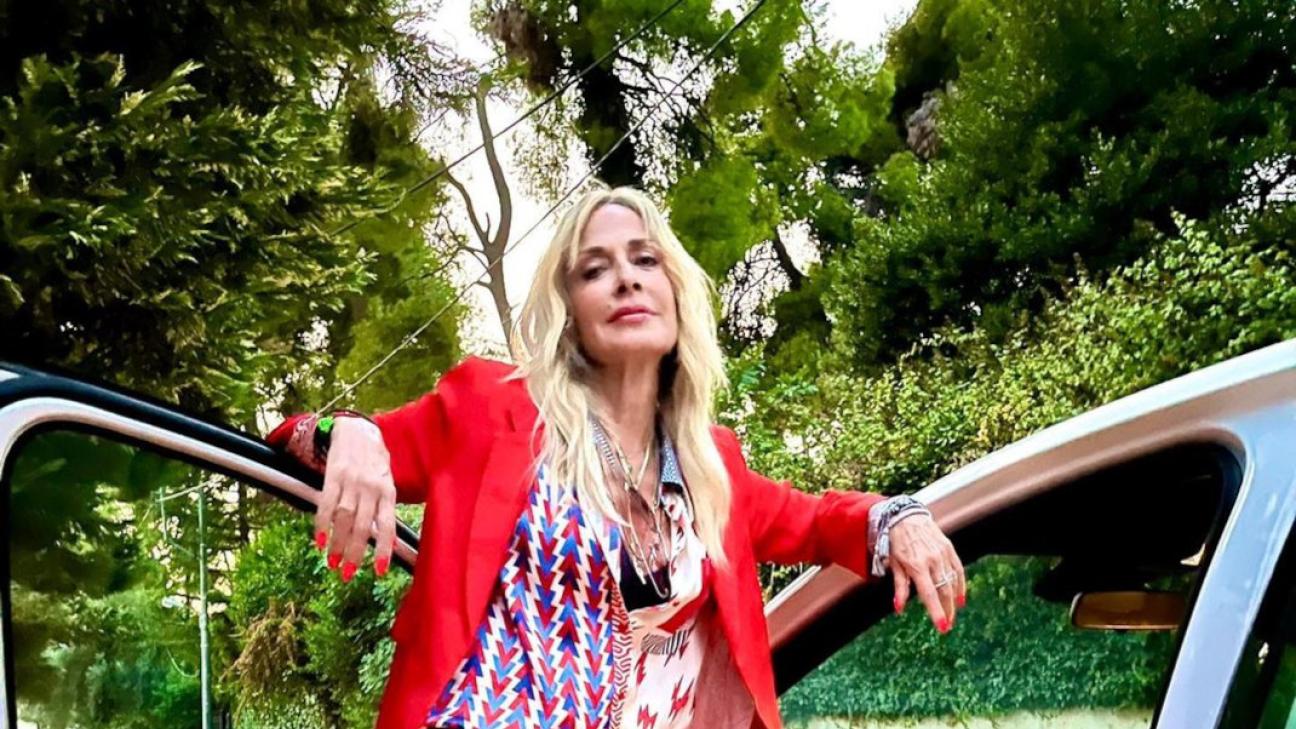 Η Αννα Βίσση με ολόσωμο μαγιό και καπέλο -Εκανε νυχτερινό μπάνιο στην ...