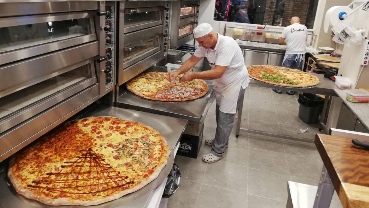 Viral η πιτσαρία στη Θεσσαλονίκη που σερβίρει πίτσα ενός μέτρου ...