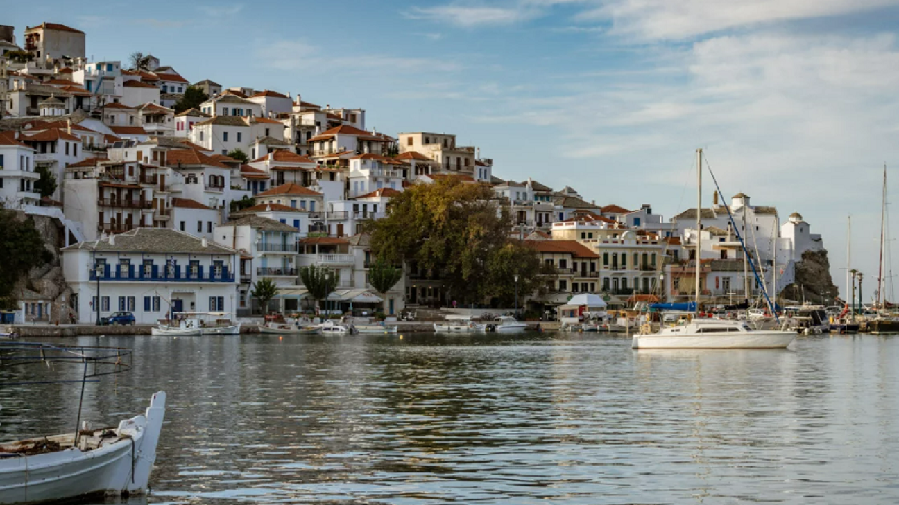 Το ελληνικό νησί που αποθεώνει η Mirror: «Ανάμεσα στις 10 πιο ...