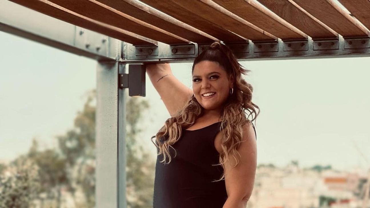 H Δανάη Μπάρκα με μαύρο ολόσωμο μαγιό κάνει ηλιοθεραπεία | BOVARY