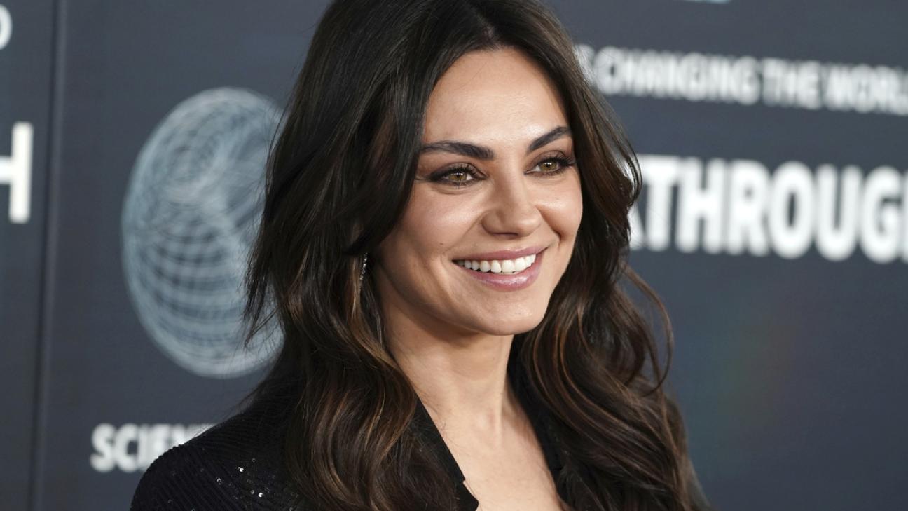 Η Μίλα Κούνις με see-through πουκάμισο στο κόκκινο χαλί, απογειώνει την sexy-chic εμφάνιση | BOVARY