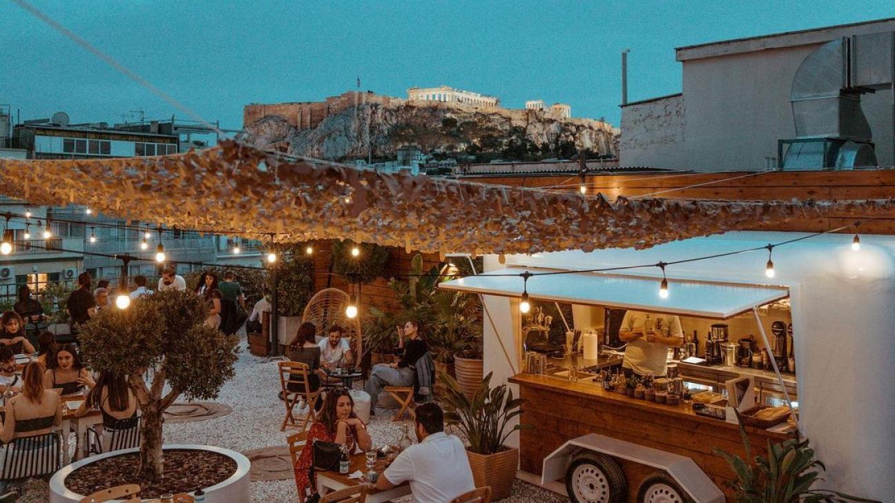 6 +1 ταράτσες για να πιεις το πρώτο cocktail με θέα τη μαγική νυχτερινή ...