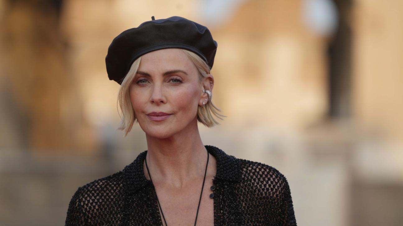 H Σαρλίζ Θερόν με μαύρο κορμάκι και σακάκι -To sexy chic look αποθεώθηκε στο Instagram | BOVARY