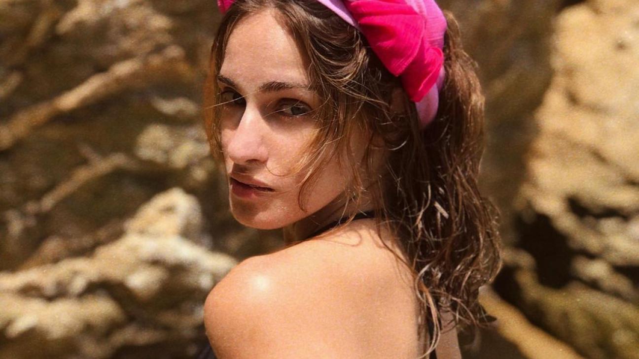 Η Μαρία Βοσκοπούλου με μπικίνι στην πισίνα απολαμβάνει το καλοκαίρι της ...