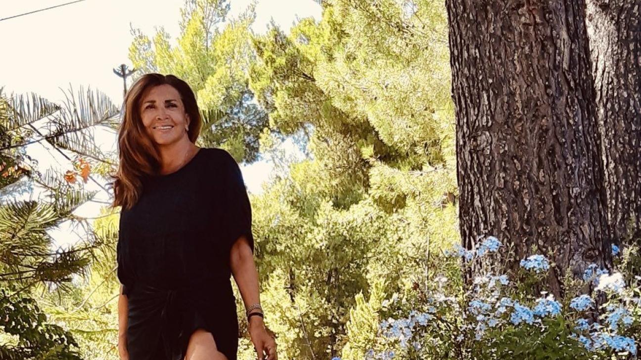 Η Μιμή Ντενίση με μαύρο ολόσωμο μαγιό στον Θεολόγο -Η λεπτομέρεια που ...