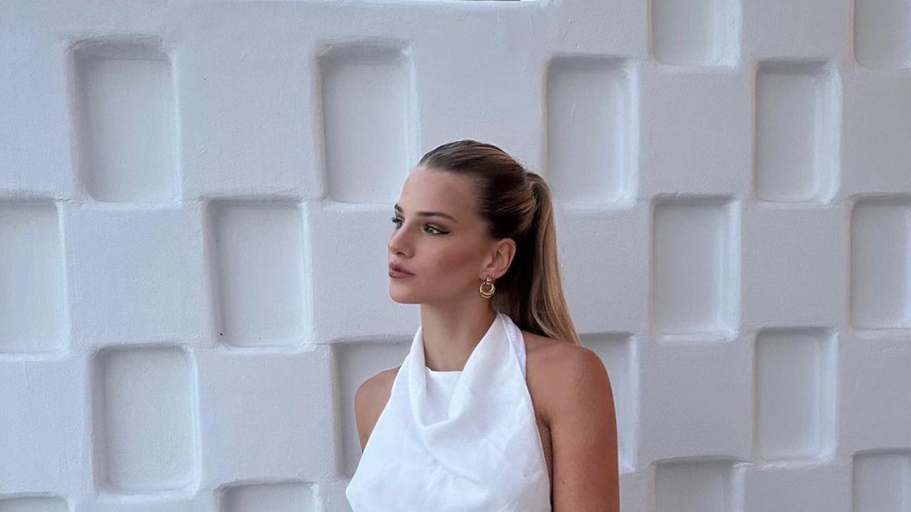 Η Άννα Μαρία Ίβιτς ποζάρει με τιρκουάζ μπικίνι από την συλλογή της ...