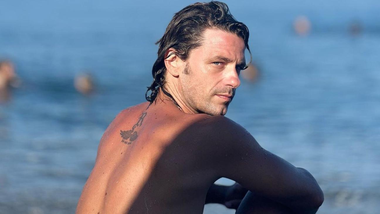 Ο Αποστόλης Τότσικας με το μαγιό του στα βράχια, σαν Έλληνας θεός -Στον ...