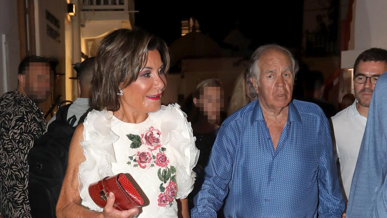 H Γιάννα Αγγελοπούλου με τον σύζυγό της και τους γιους τους στη Μύκονο ...
