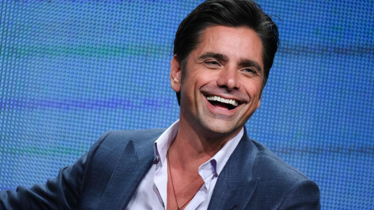 Ο Τζον Στάμος ποζάρει ολόγυμνος στο ντους και κανείς δεν πιστεύει ότι ...