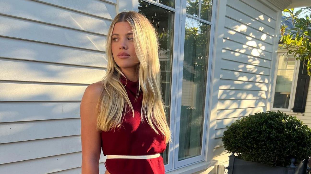 Το classy look της Σοφία Ρίτσι στο χρώμα του κρασιού και η τσάντα 11 ...