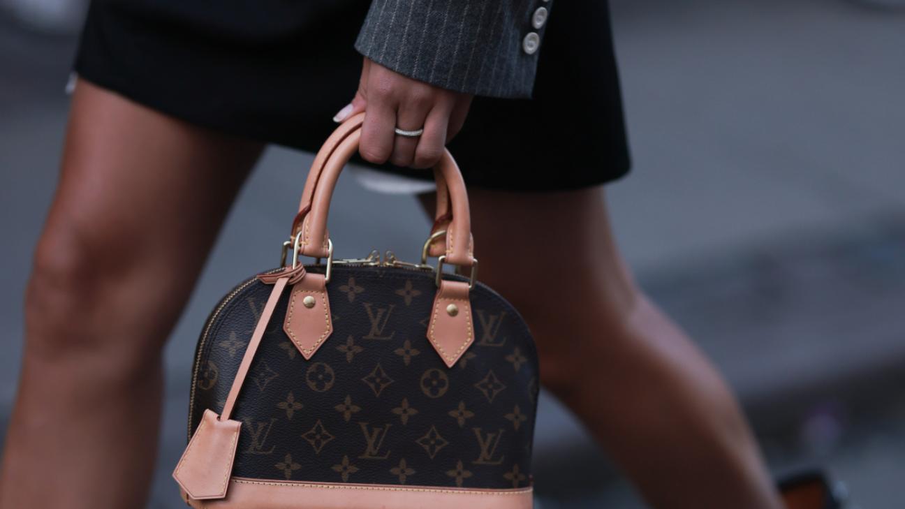 Alma bag: H ιστορία της εμβληματικής τσάντας της Louis Vuitton -Η Coco ...