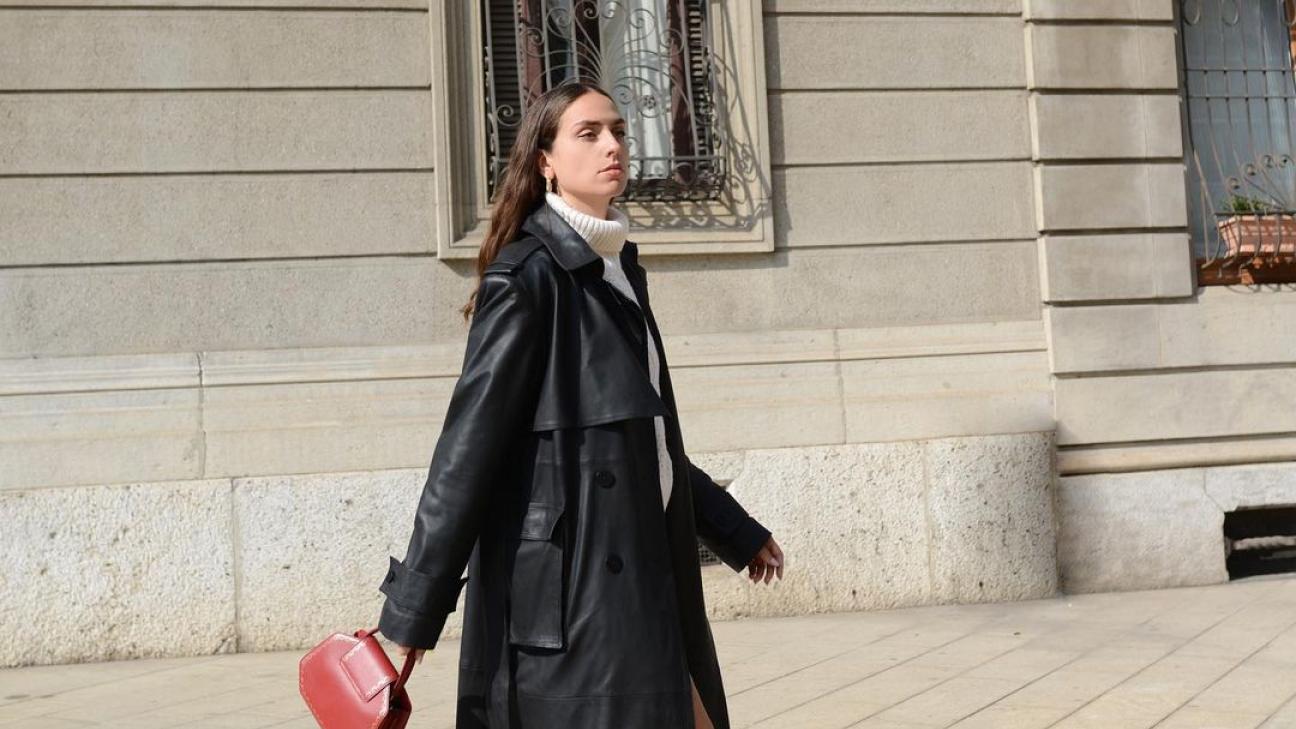 Αυτή η δερμάτινη καμπαρντίνα από τα Oysho είναι το πανωφόρι που χρειάζεσαι για stylish all-day ...